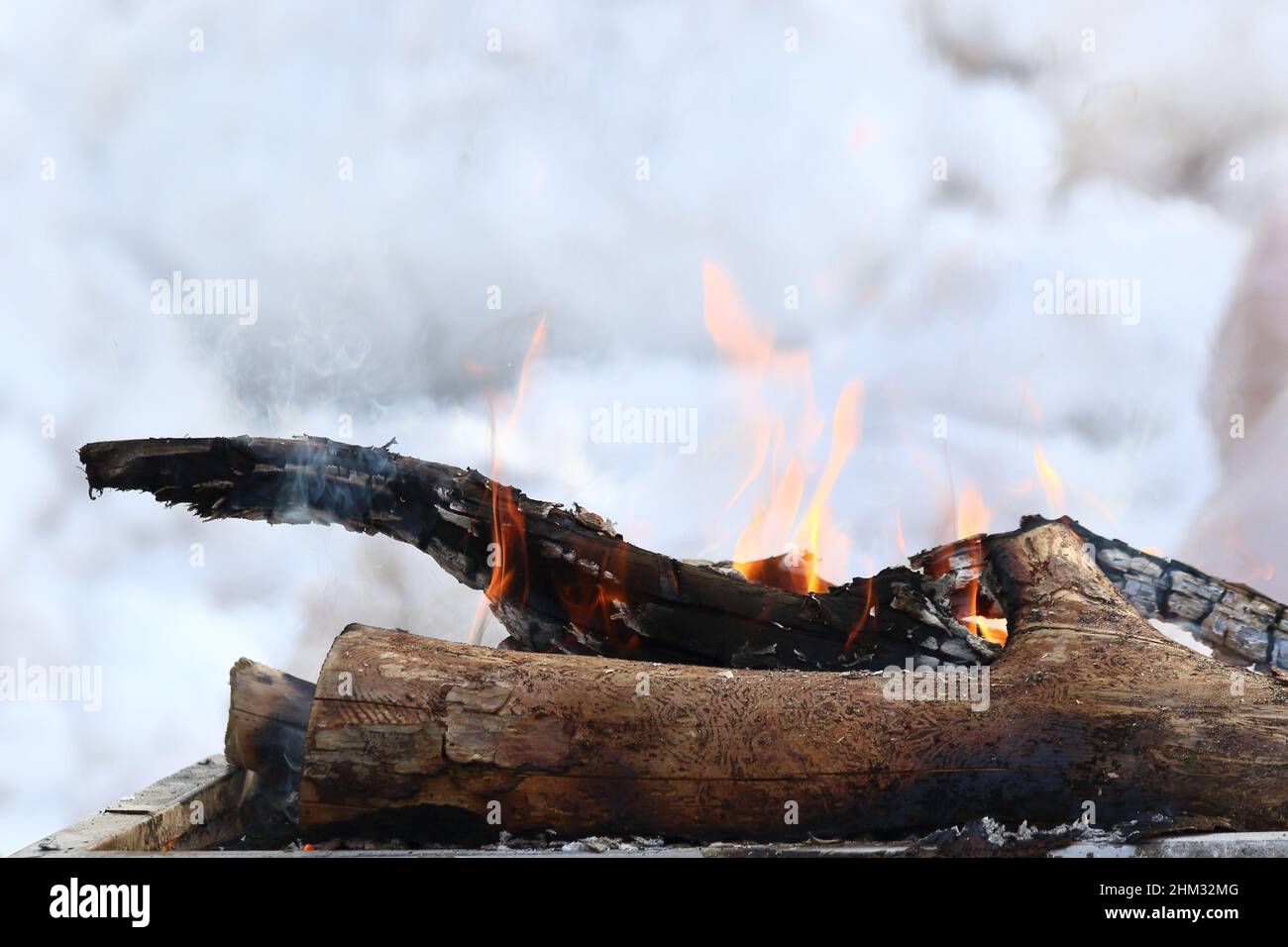 Feux de bois Banque de photographies et d’images à haute résolution - Alamy