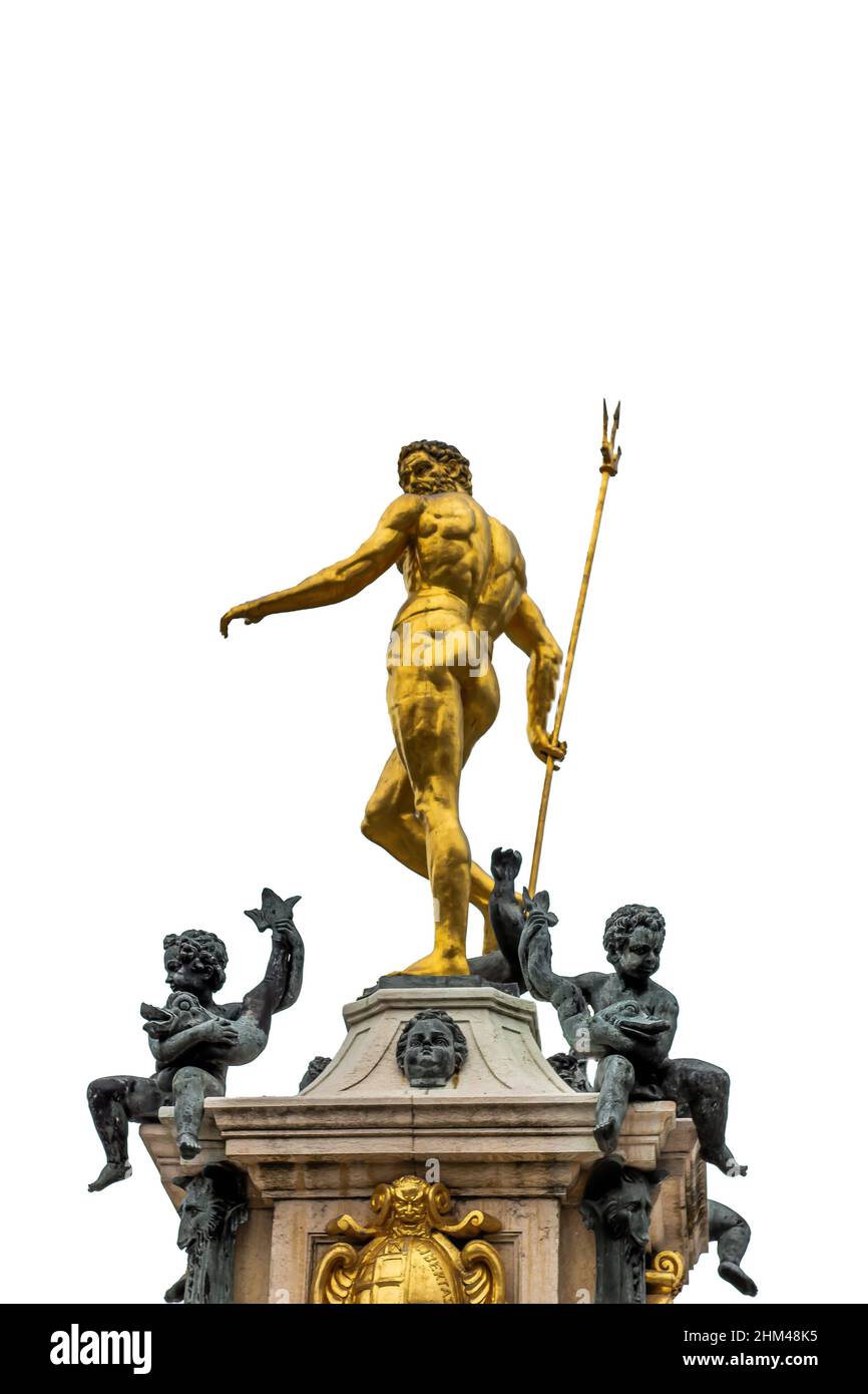 Statue d'or de neptune isolée sur fond blanc, Dieu romain de la mer ...