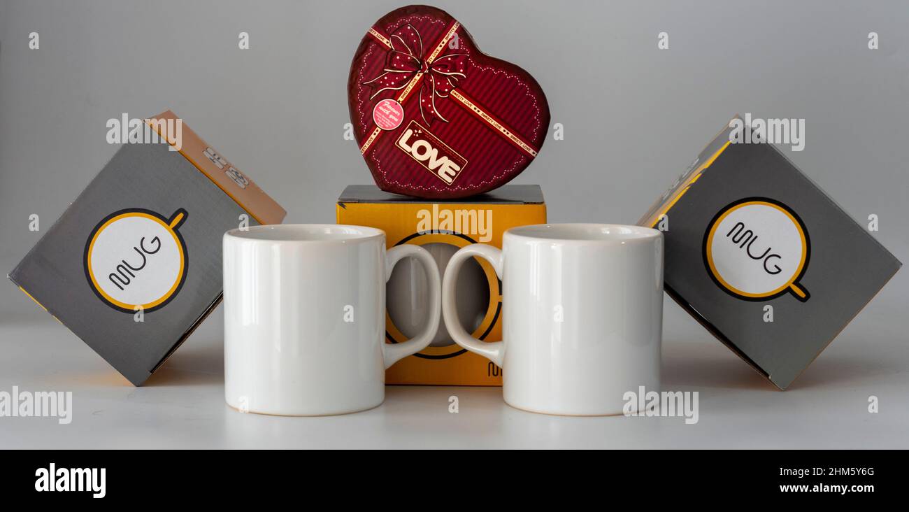 Mugs, boîtes pour tasses cadeaux et boîte amour. Maquette de tasse par ...