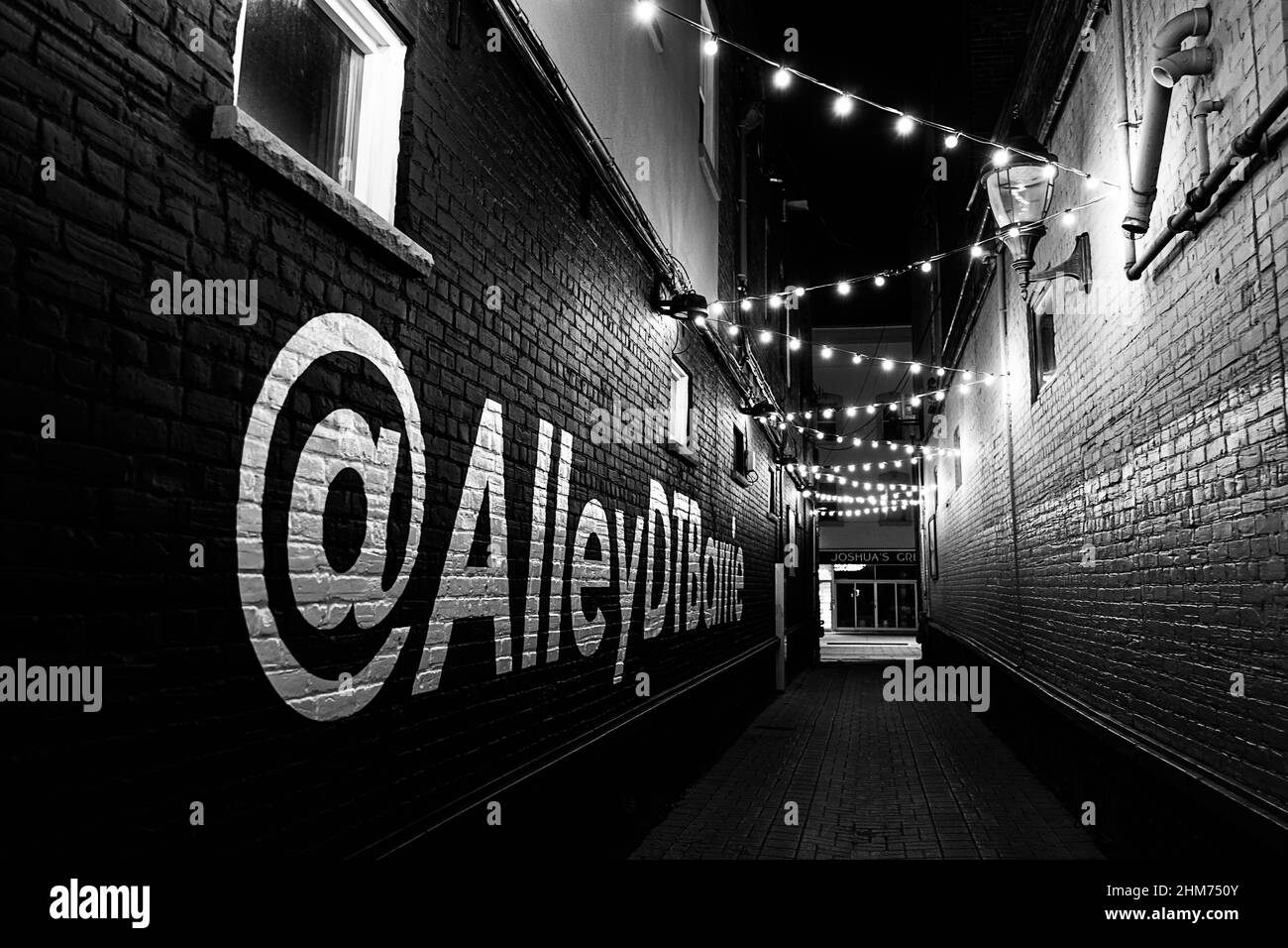 Back alley night Banque de photographies et d’images à haute résolution ...