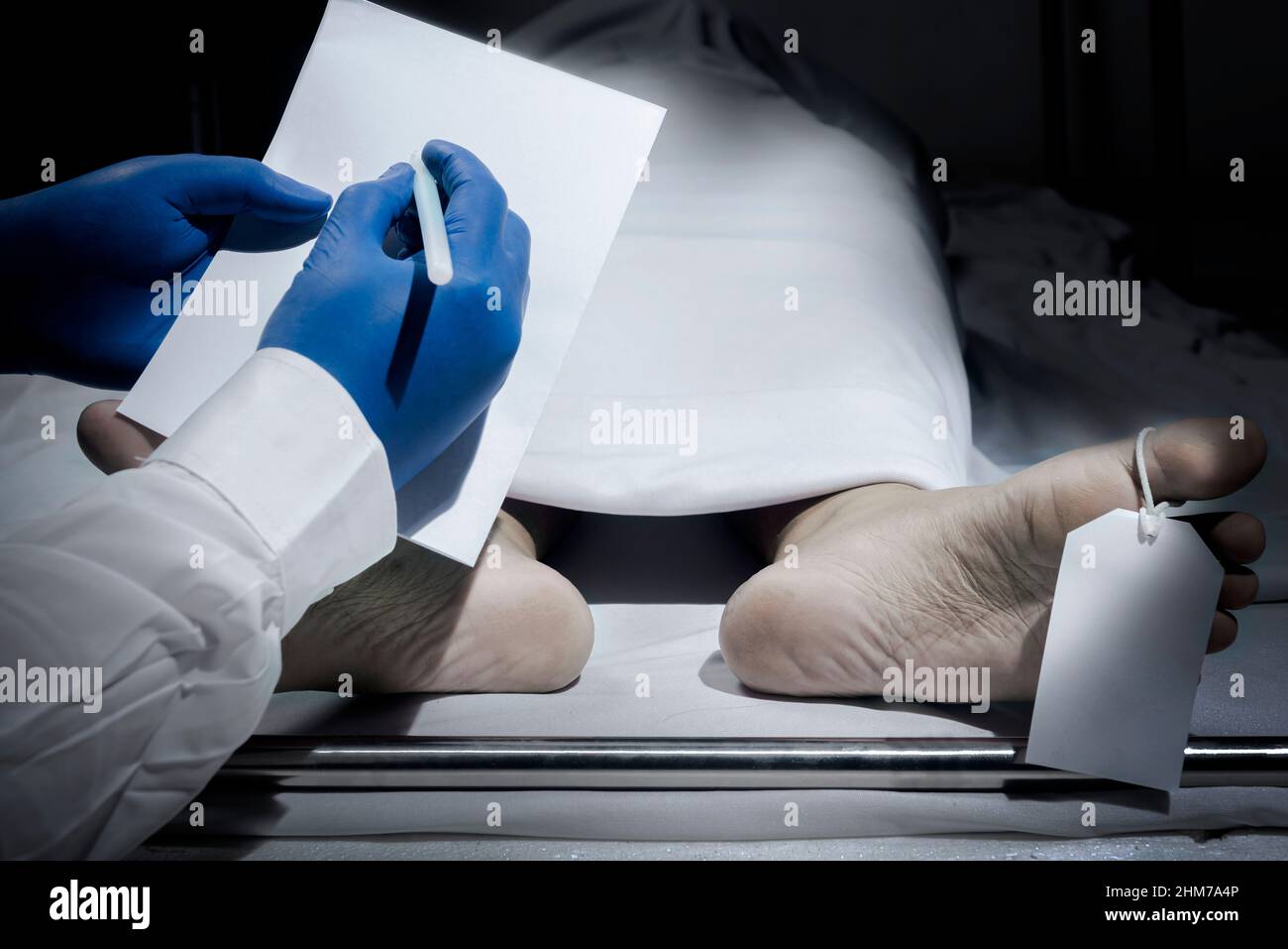 L'infirmière identifie le cadavre humain recouvert d'une feuille et d ...