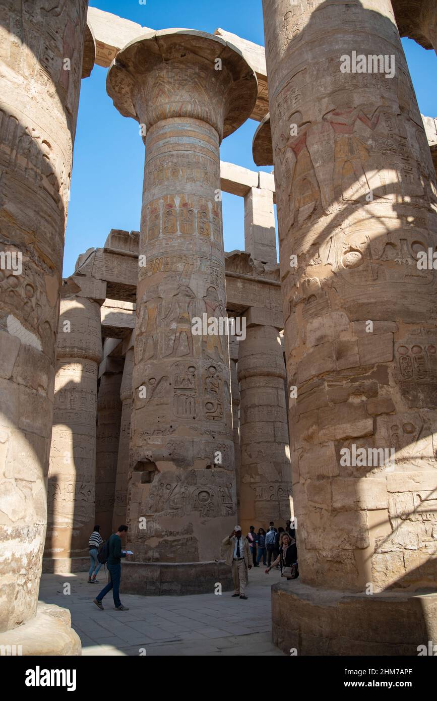 Louxor, Égypte - 2 janvier 2022 : colonnes dans la Grande salle ...