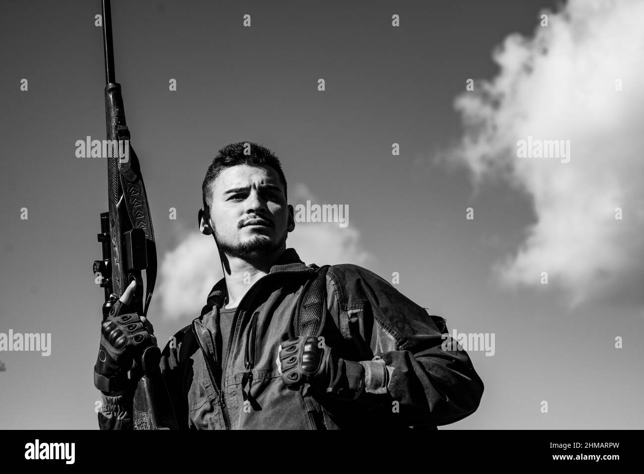 Homme tenant le fusil. Chasseur. Période de chasse, saison d'automne ...