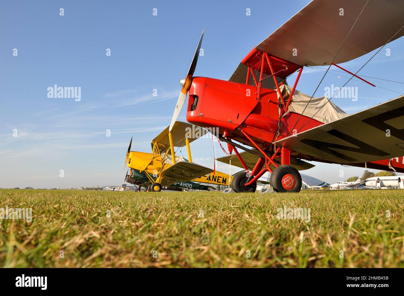 Tiger Moth biplans assis sur l'herbe à l'aérodrome de Duxford. de ...