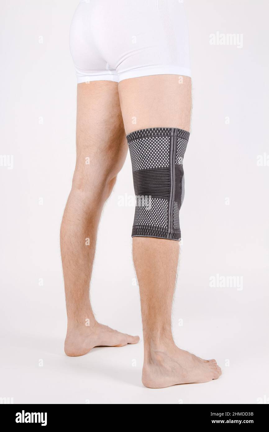 Renfort de support de genou sur la jambe isolé sur fond blanc. Orthèse ...