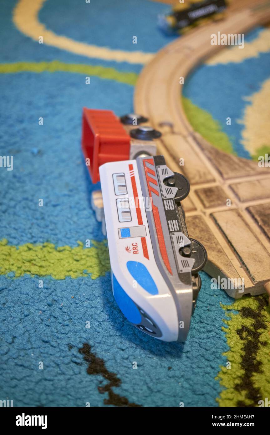 Plan vertical d'un train de jouets en plastique sur un sol en moquette ...