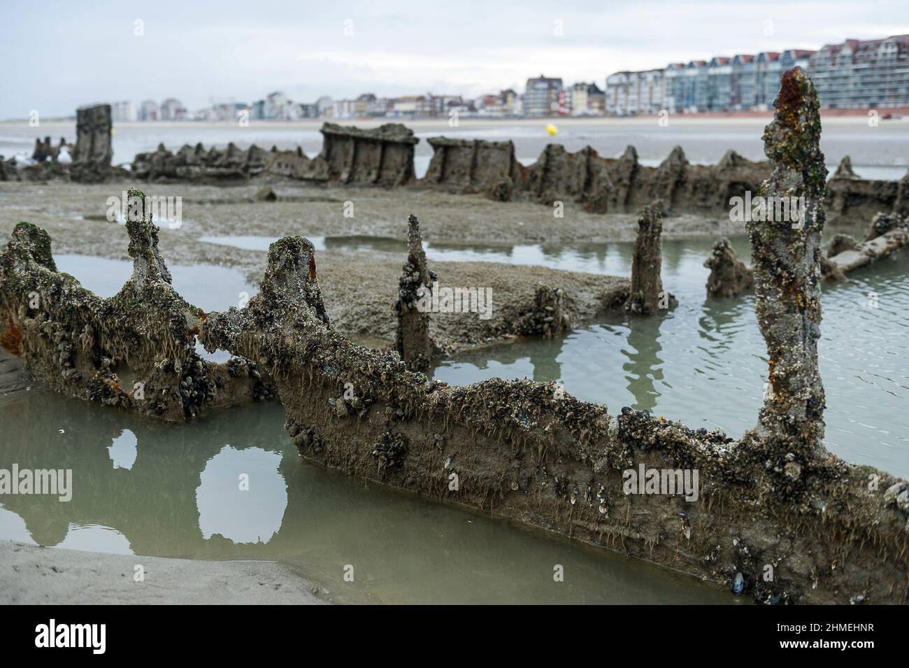 La plage de Bray-Dunes entrée maree basse et maree haute. Epave de ...