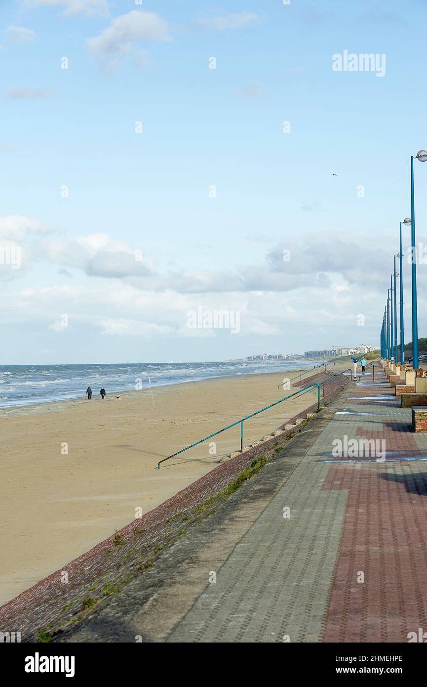 Bray-Dunes la plage et la digue entrée maree basse et maree haute. Les ...