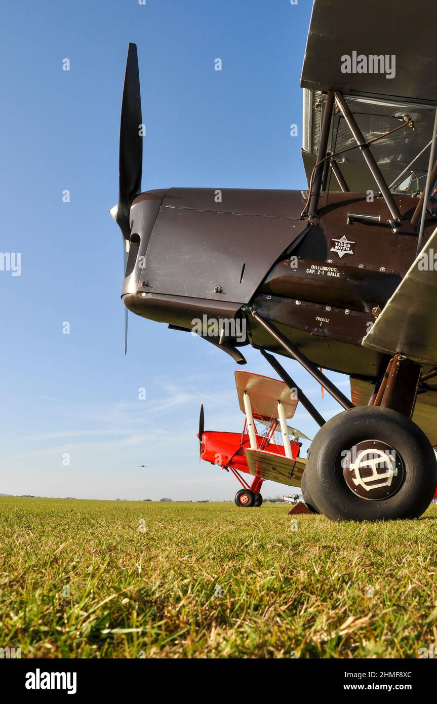Tiger Moth biplans assis sur l'herbe à l'aérodrome de Duxford. de ...