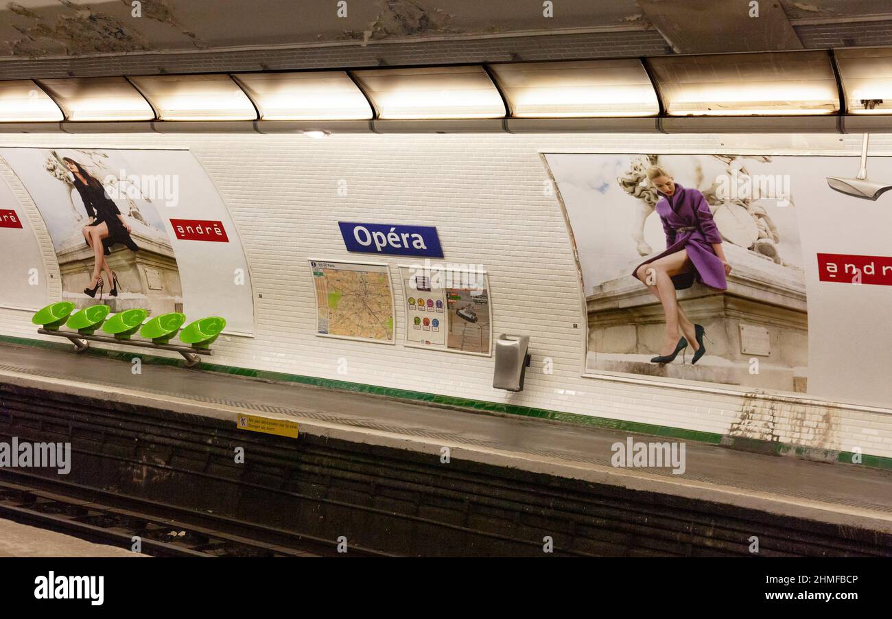 Intérieur de la station de métro Opéra dans le centre de Paris, France ...