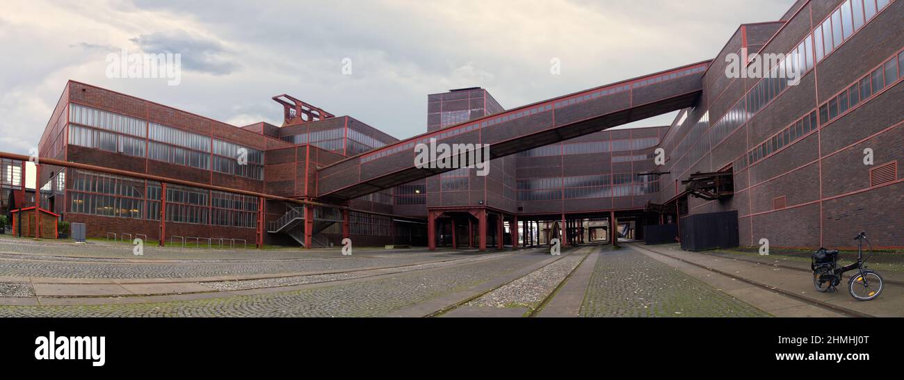 Monument industriel Zollverein colliery avec de vieux bâtiments en ...