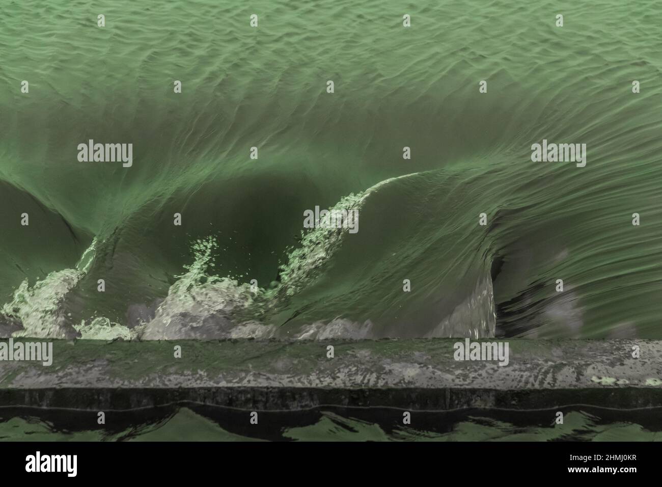 Vidange et aspiration filtre de danger sale eau toxique du lac pour la ...