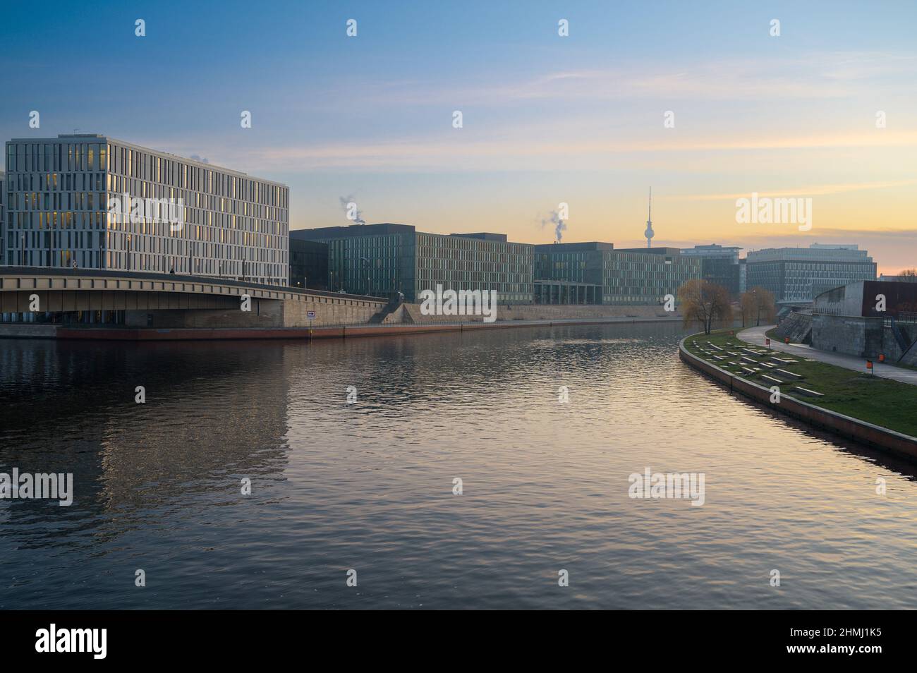 Spree river bank berlin germany europe Banque de photographies et d ...