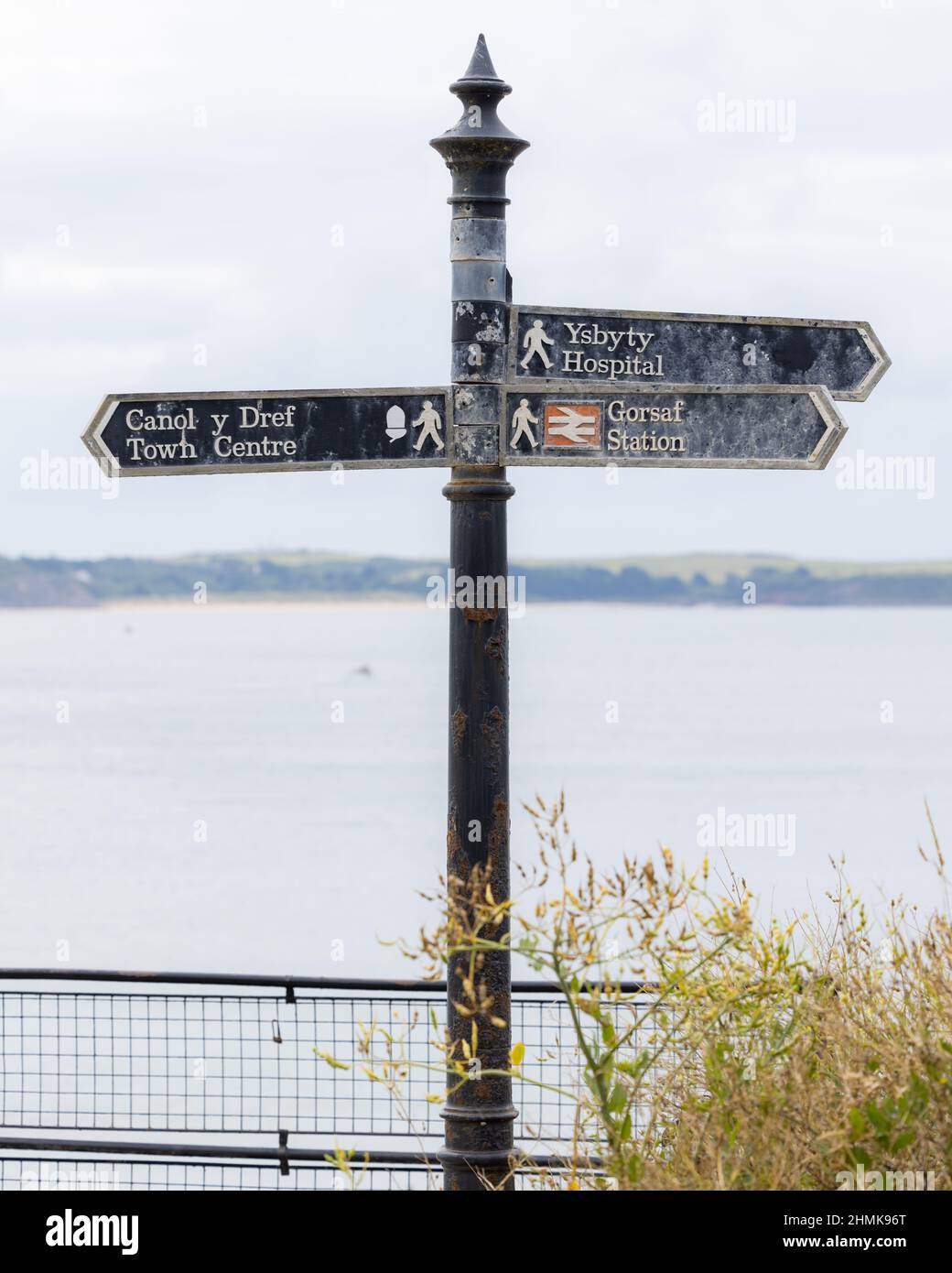 Plan vertical d'un panneau directions sur un tuyau métallique en ...