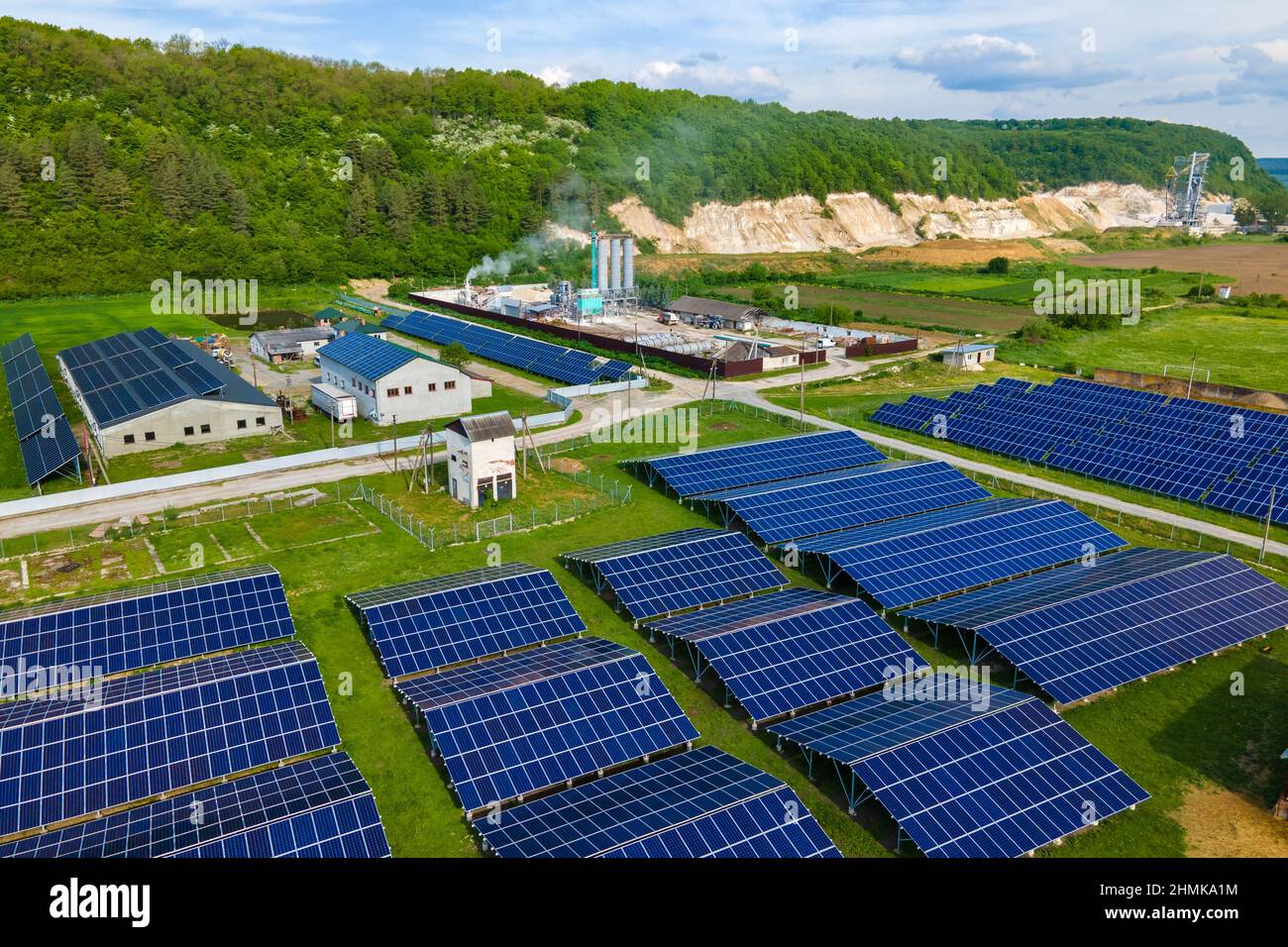 Vue aérienne de la centrale électrique avec des rangées de panneaux photovoltaïques solaires ...