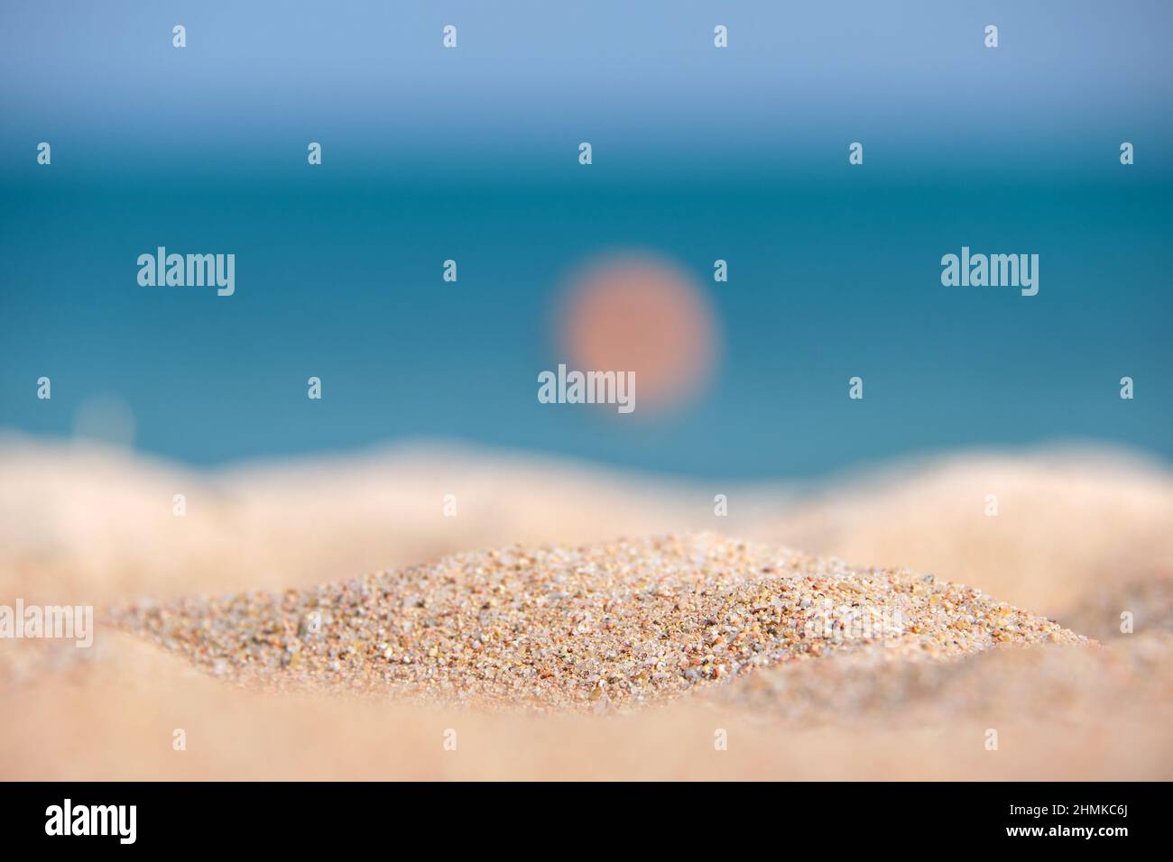 Gros plan sur une surface de sable jaune propre couvrant la plage de ...
