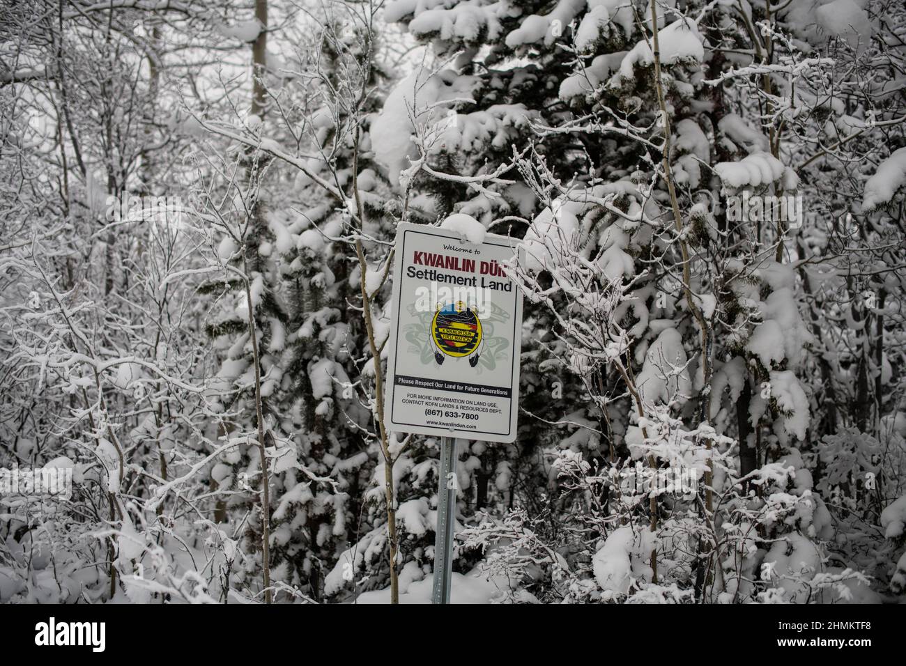 Panneau de la terre du règlement Kwanlin Dun sur le chemin Fish Lake ...