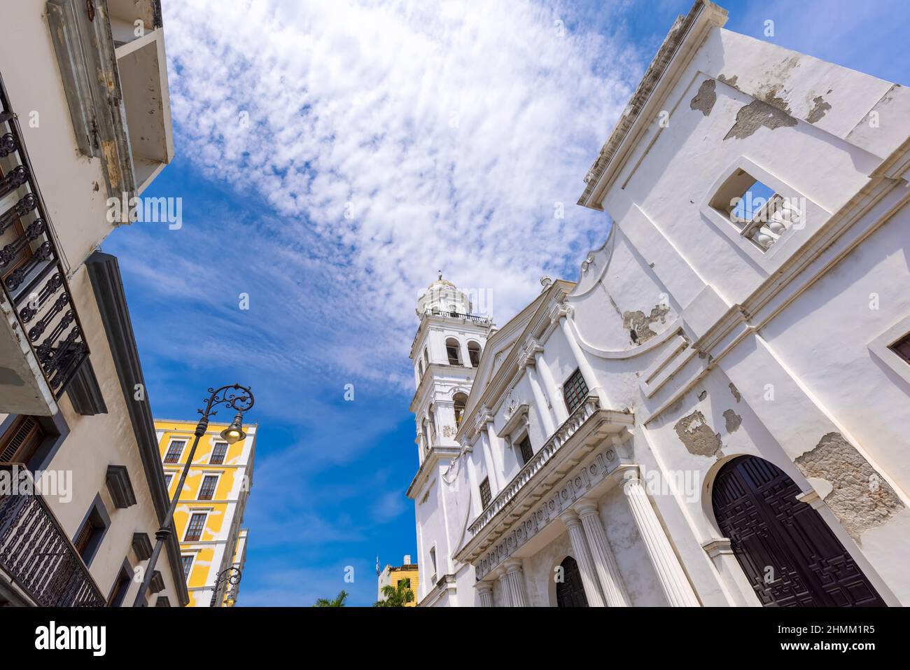 Veracruz, rues colorées et maisons coloniales dans le centre historique ...