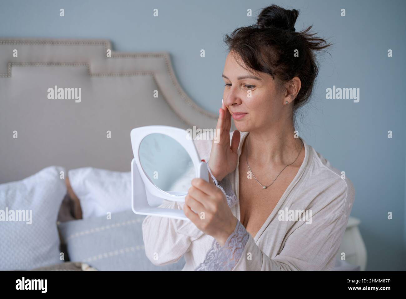Femme lit humoristique Banque de photographies et d’images à haute ...