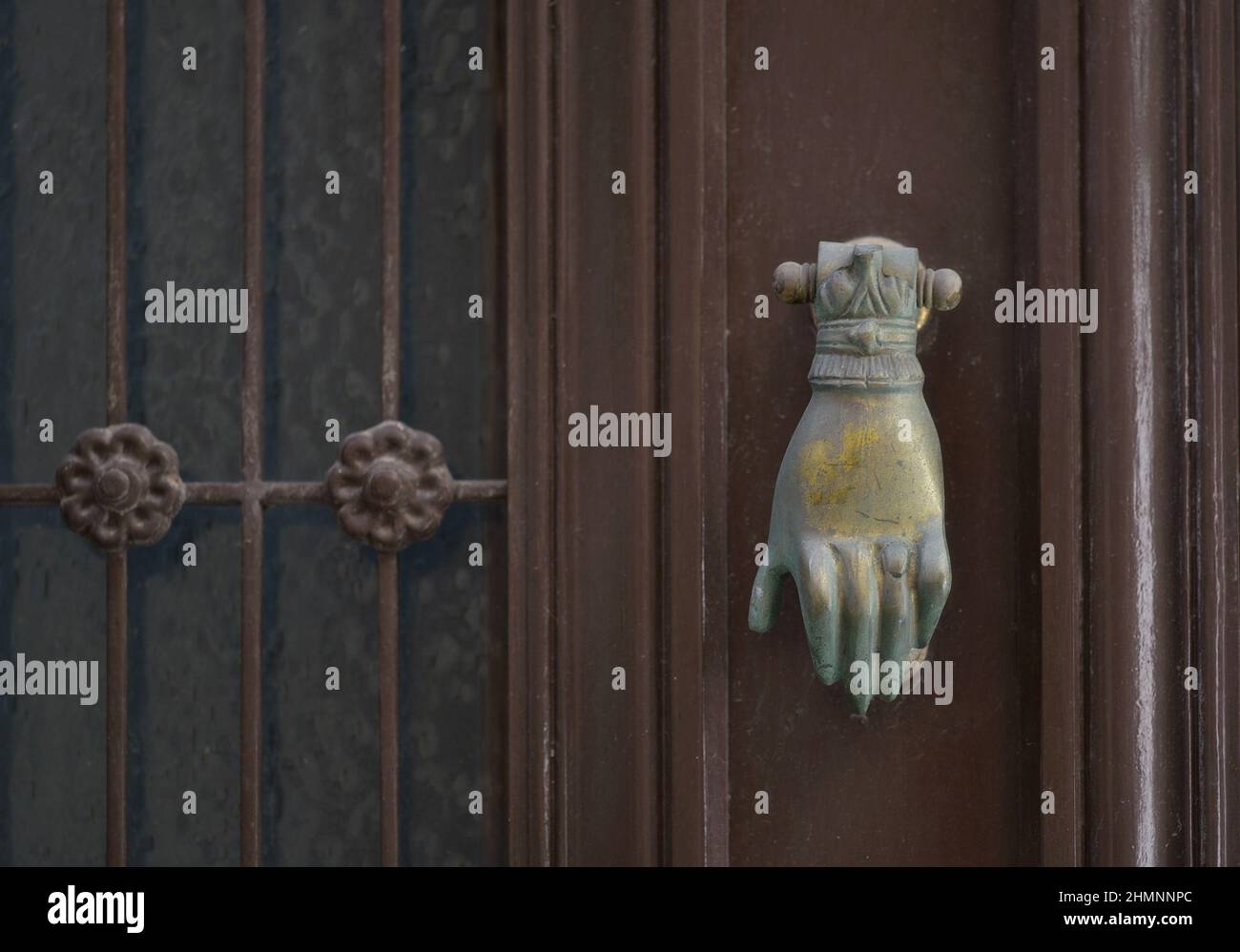 Ancienne porte en bois avec grilles traditionnelles en fer forgé ...