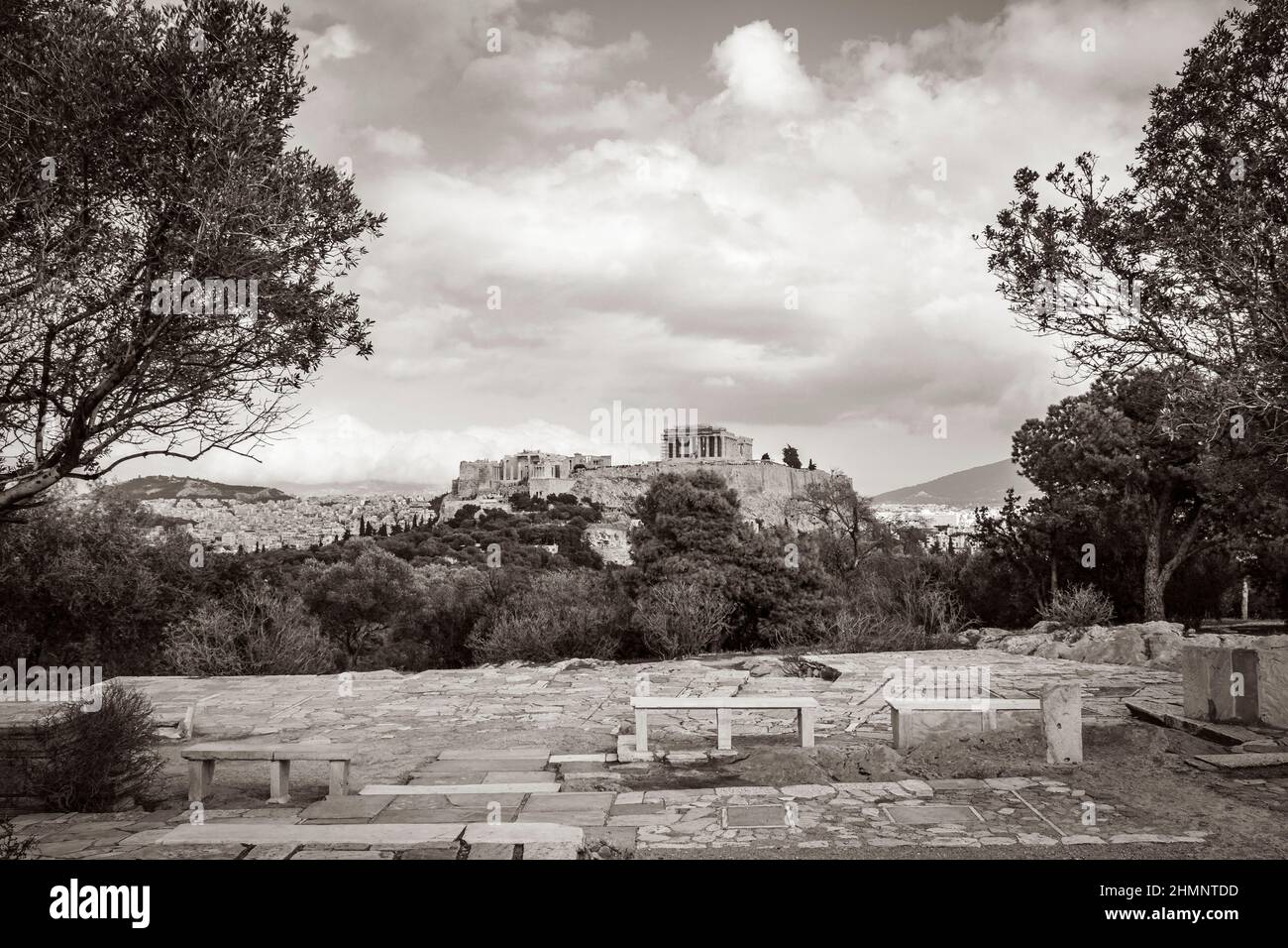 Photo en noir et blanc de l'Acropole d'Athènes sur une colline avec de ...