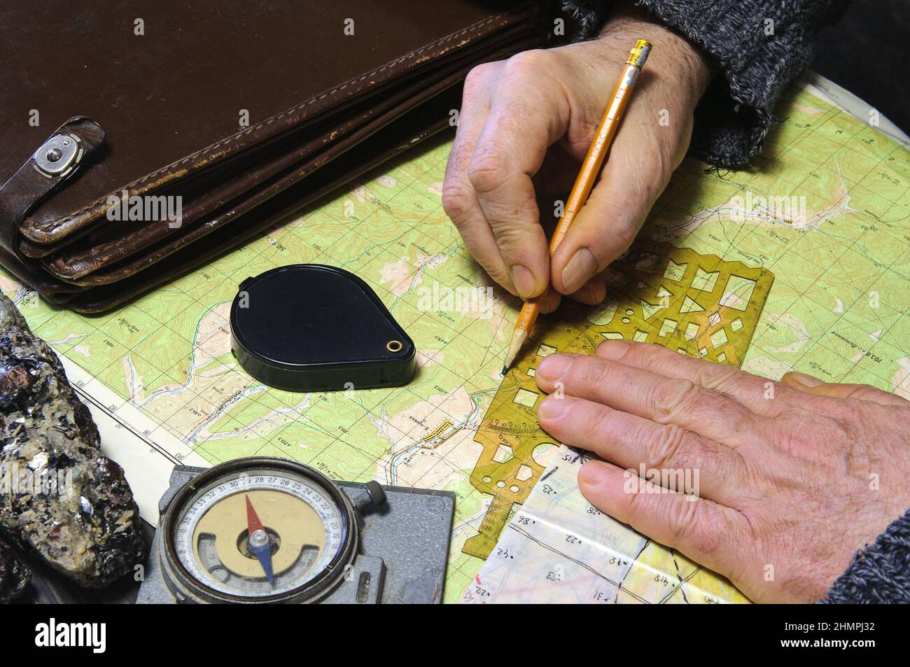 Le géologue travaille avec les cartes. Sur son bureau se trouvent: Cas ...