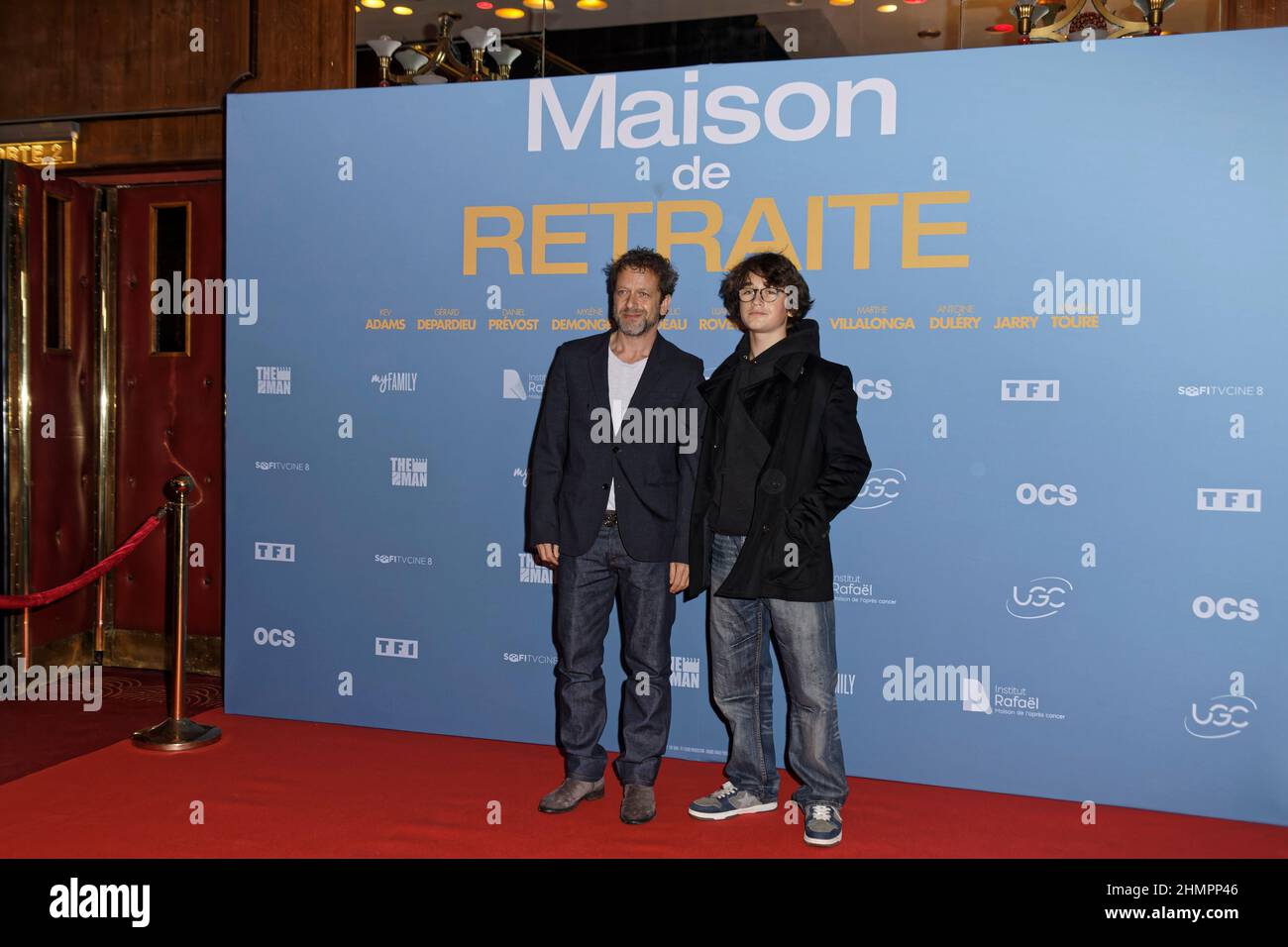 Paris, France. 10th févr. 2022. Jonathan Zaccaï et son fils Joseph ...