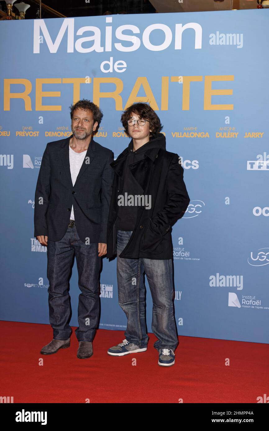 Paris, France. 10th févr. 2022. Jonathan Zaccaï et son fils Joseph ...