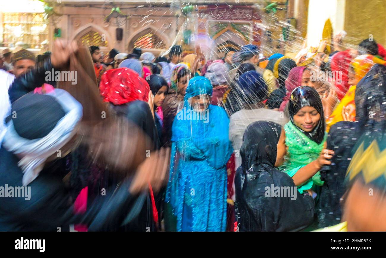 Ajmer, Inde. 11th févr. 2022. Les dévotés participent au rituel du bade ...