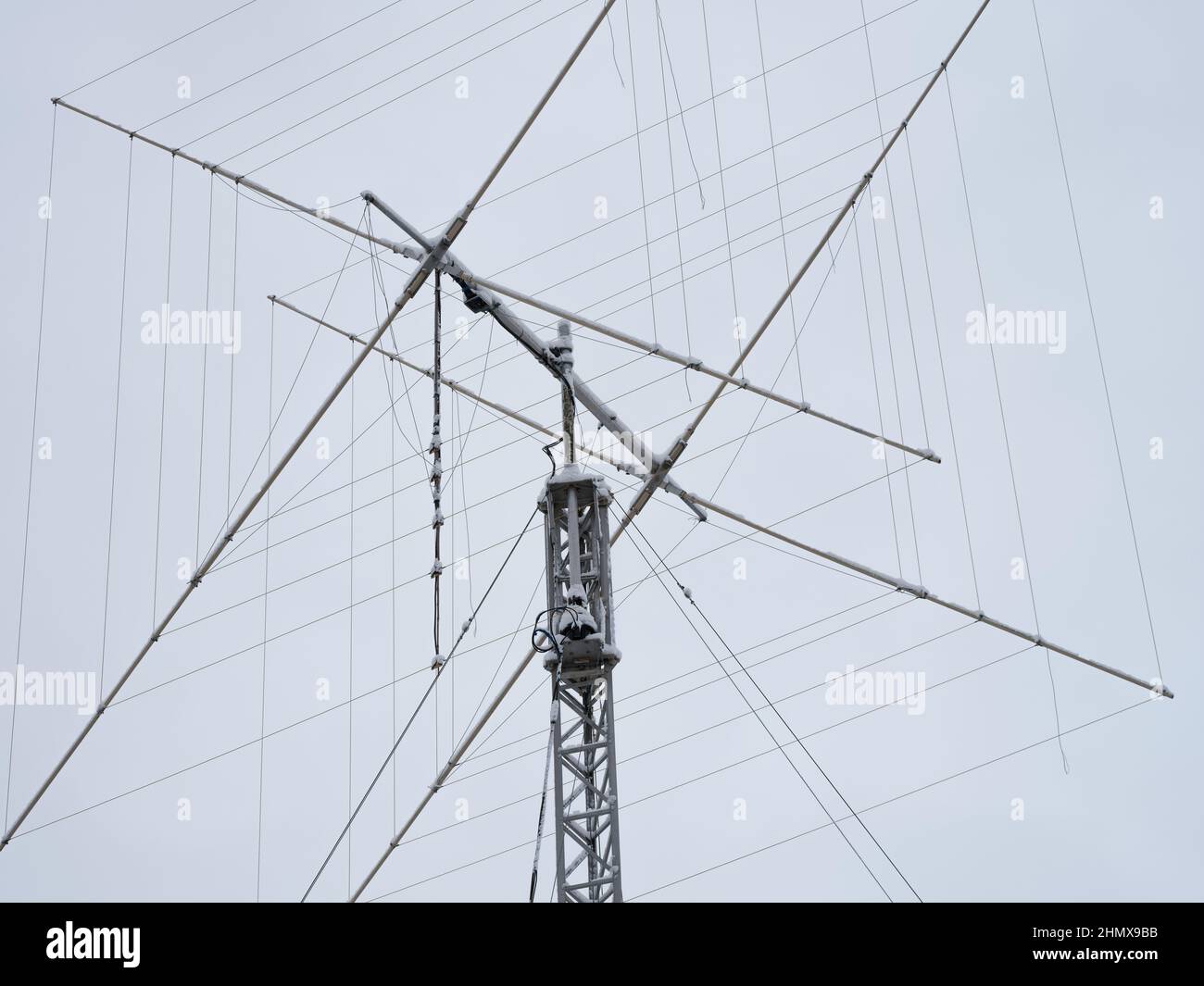 Une grande antenne radio au jambon avec un peu de neige. Gros plan ...