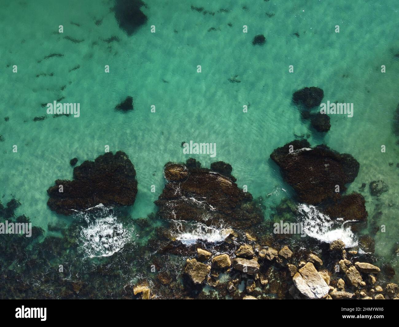 Vue panoramique aérienne sur les paysages marins avec mer azur et côtes ...
