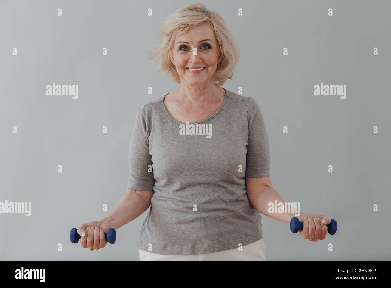 Old granny Banque de photographies et d’images à haute résolution - Alamy