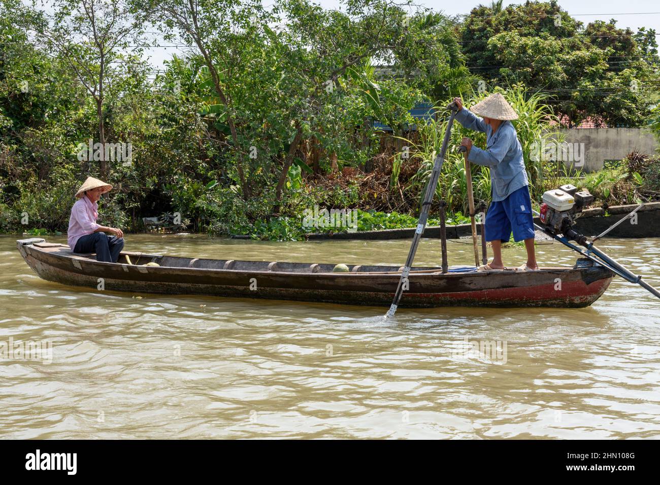 Bateau en bois avec rames Banque de photographies et d’images à haute ...