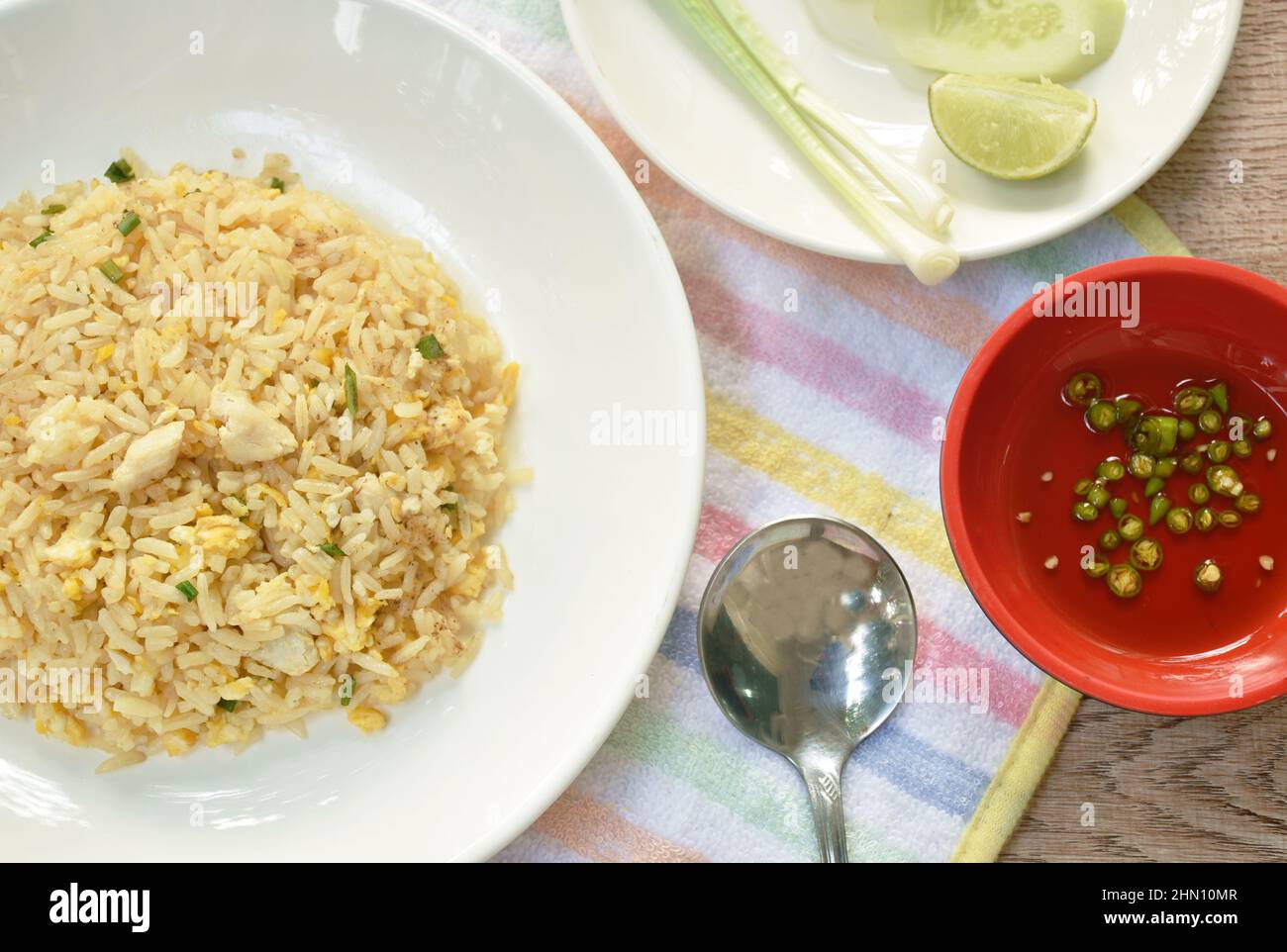 la viande de crabe de riz frit et l'œuf avec une tranche de concombre ...
