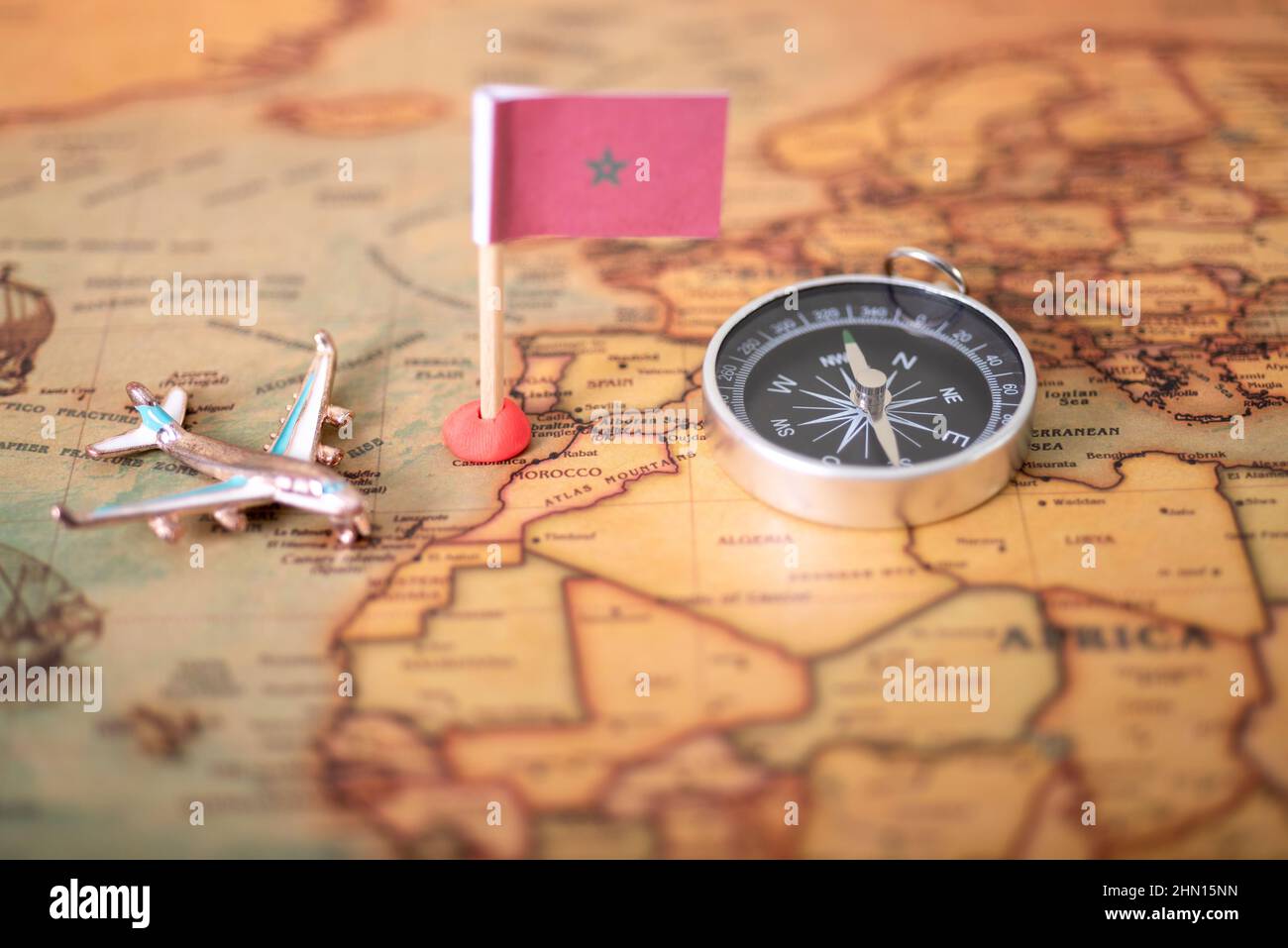 Drapeau du Maroc boussole et avion sur la carte du monde. Le concept du ...