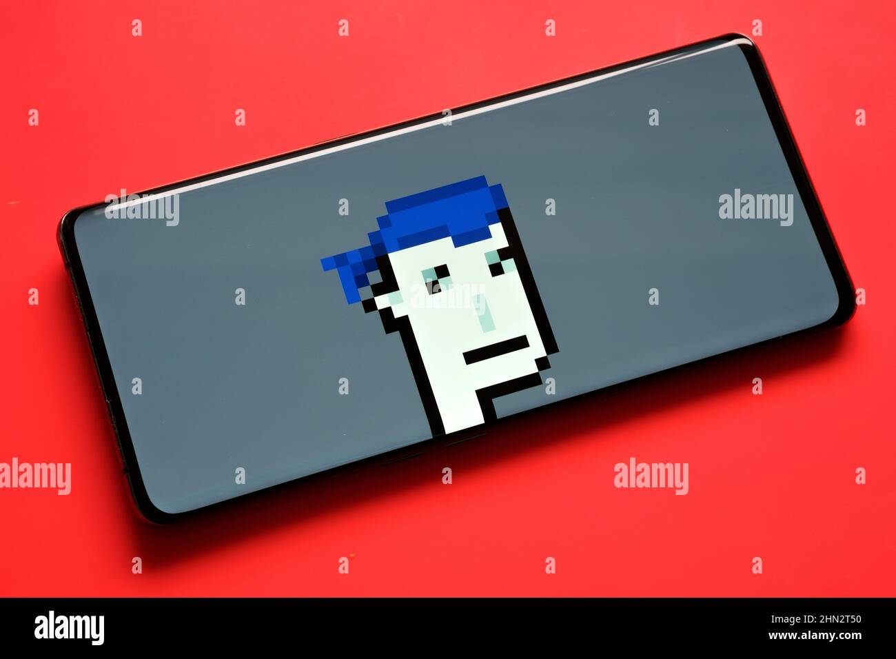 NFT Cryptopunk #5822 forme larva Labs vu sur l'écran de smartphone. L ...