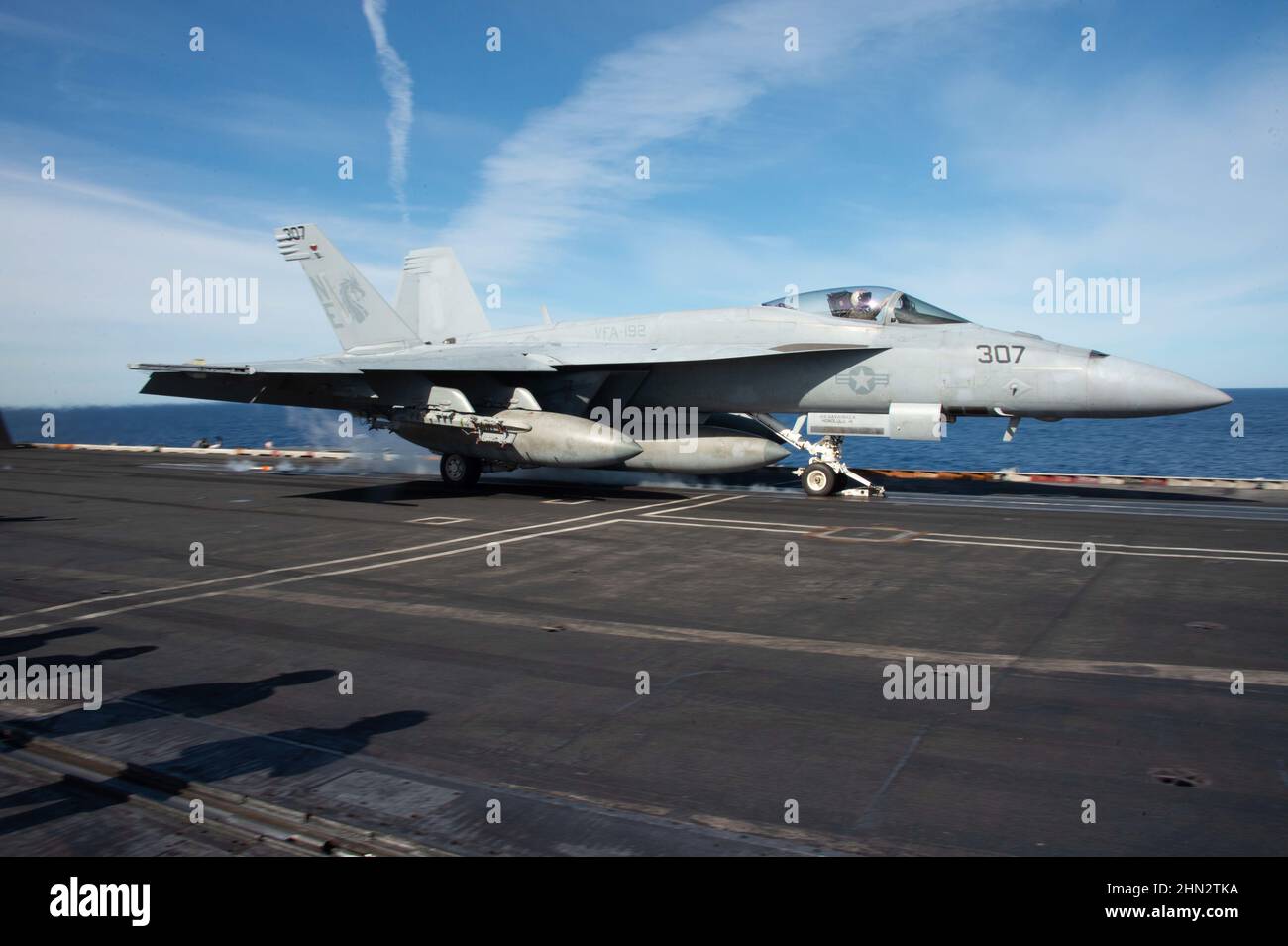 220212-N-PQ495-1025 OCÉAN PACIFIQUE (FÉV 12, 2022) un F/A-18E Super ...