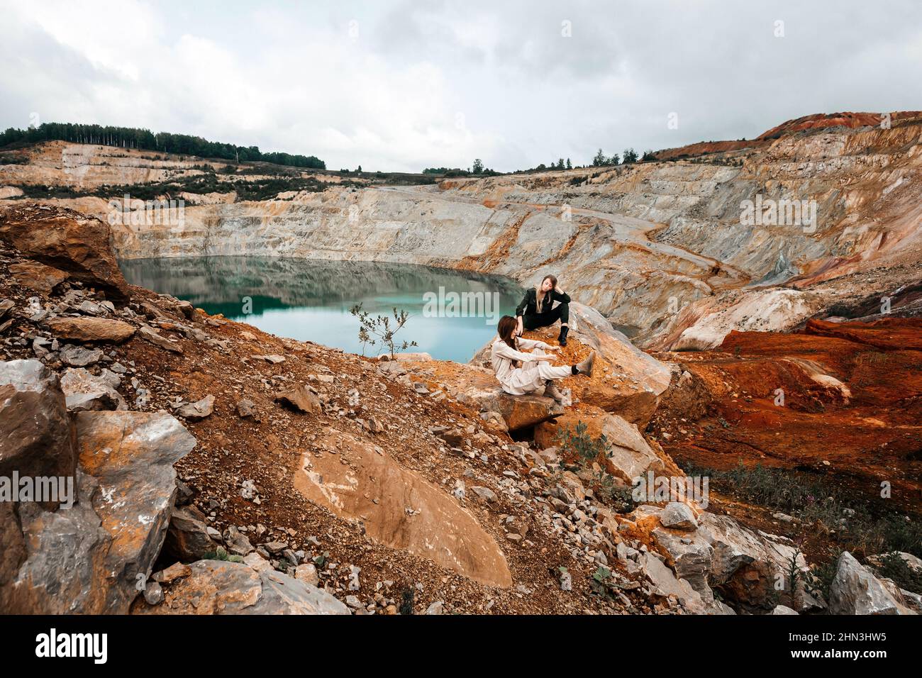 Filles dans un lieu post-apocalyptique, une carrière avec la terre ...