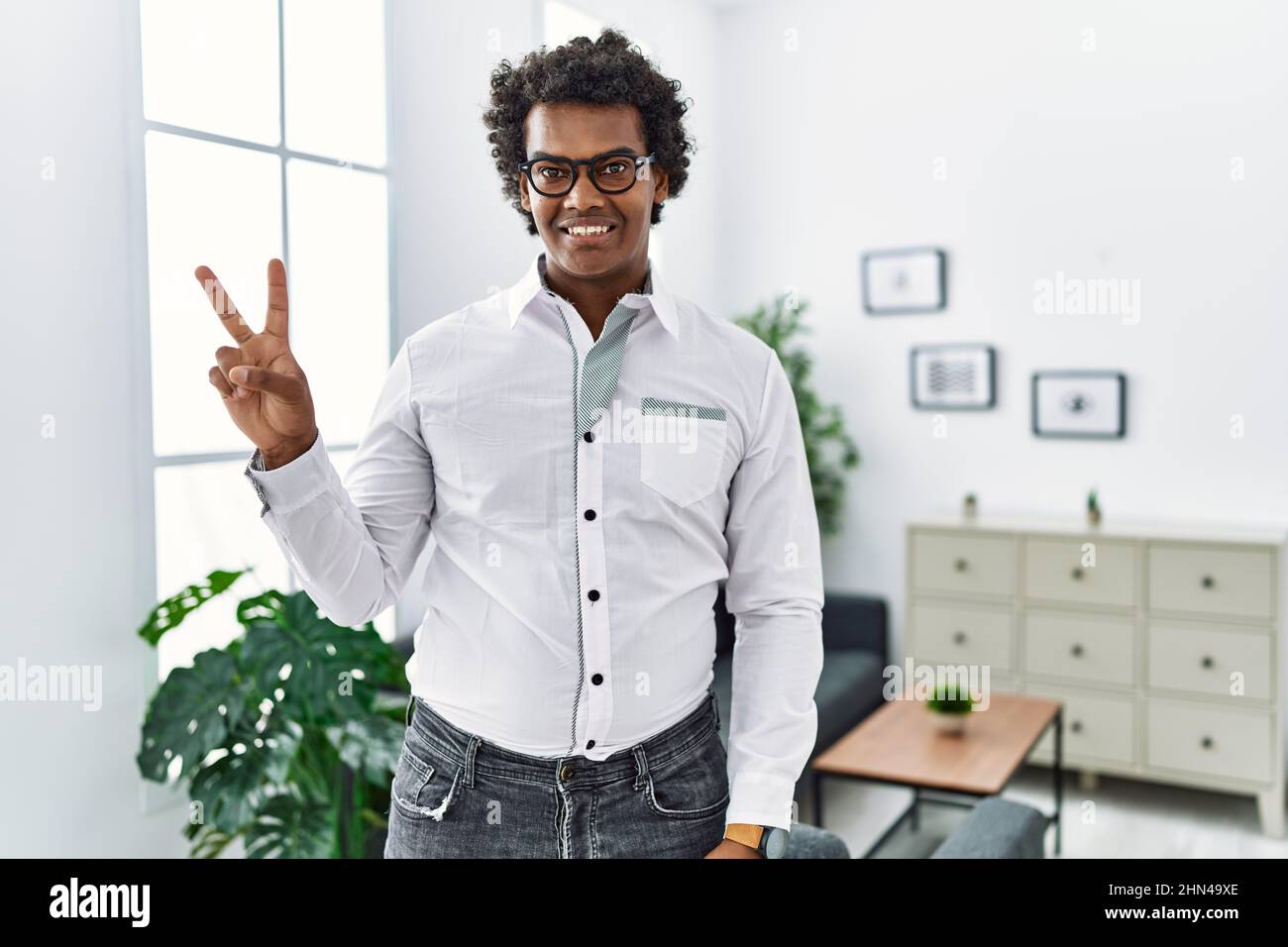 Psychologue africain au bureau de consultation montrant et pointant ...