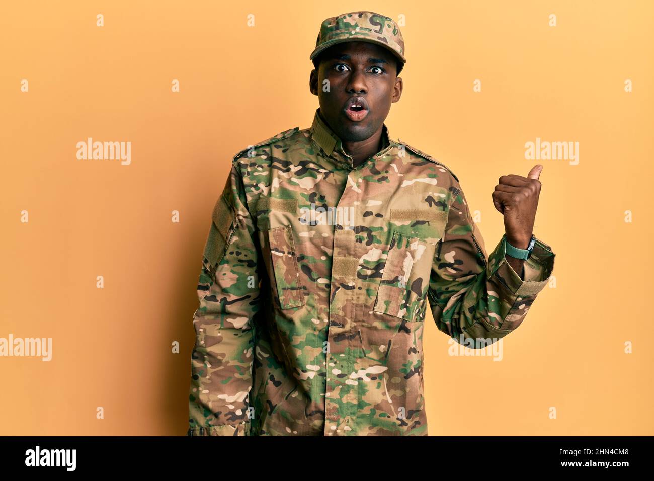 Le jeune homme afro-américain portant l'uniforme de l'armée a surpris ...