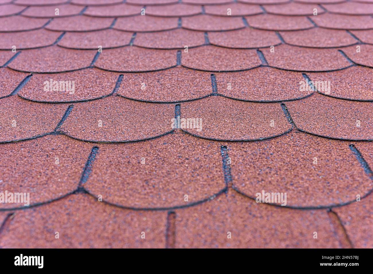 Motif de bardeaux de bitume rouge sur un toit Photo Stock - Alamy
