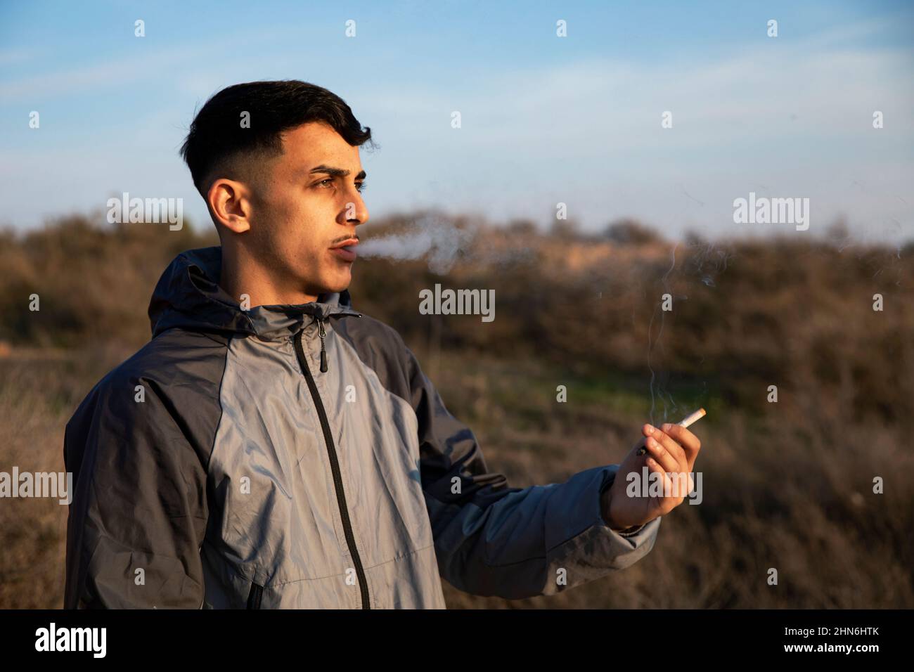 Fumer un joint Banque de photographies et d’images à haute résolution ...