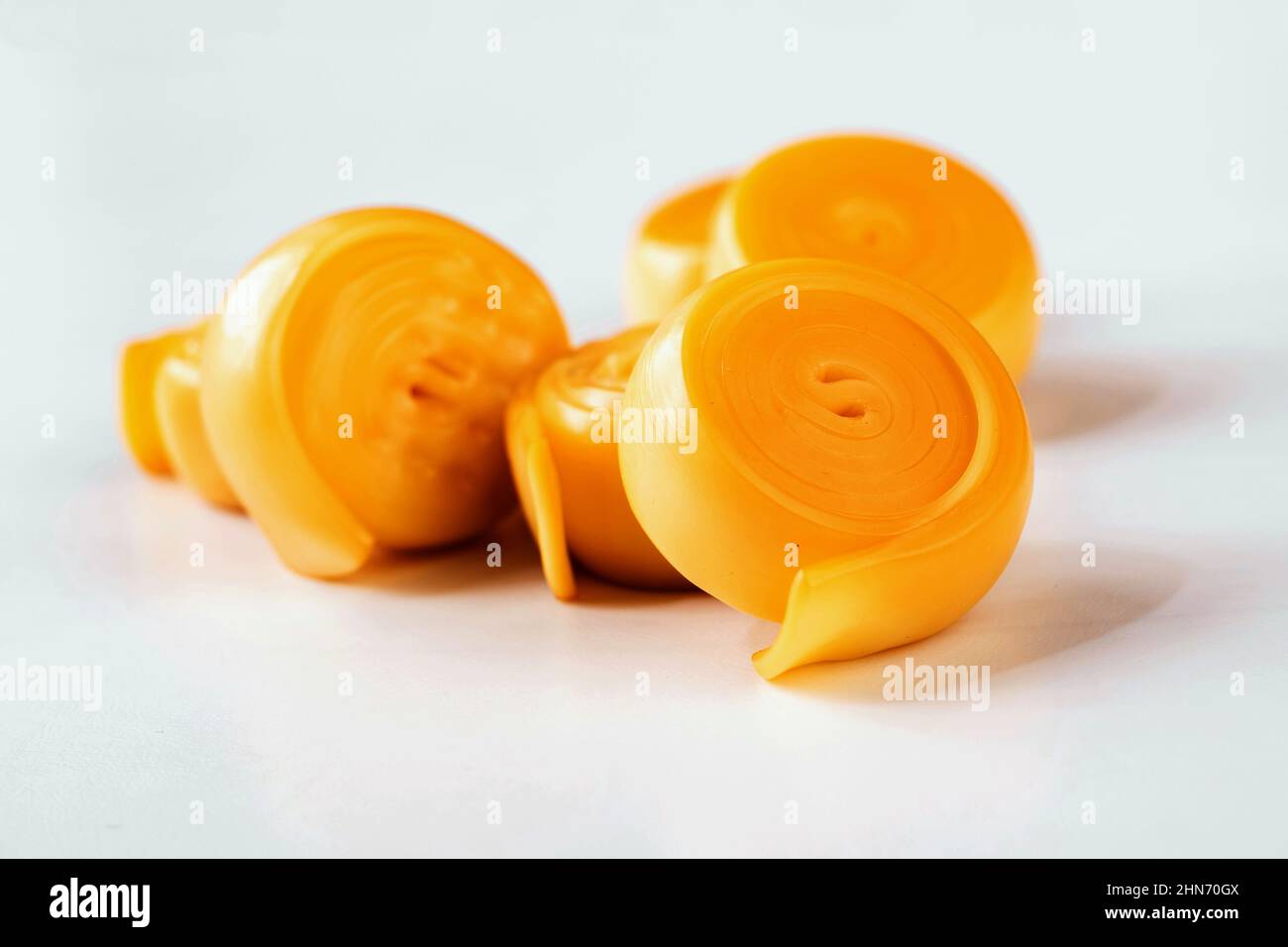 Groupe de fromage fumé torsadé 'parenica' sur fond blanc. Ce fromage de ...