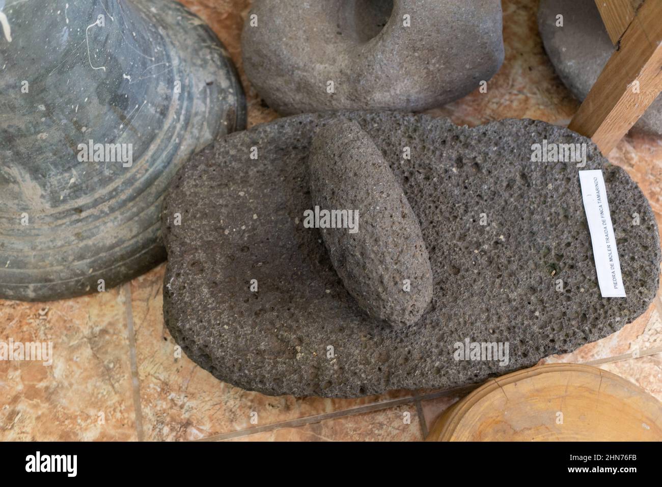 Metate ou piedra de Moler, utilisé pour moudre le maïs et les graines ...