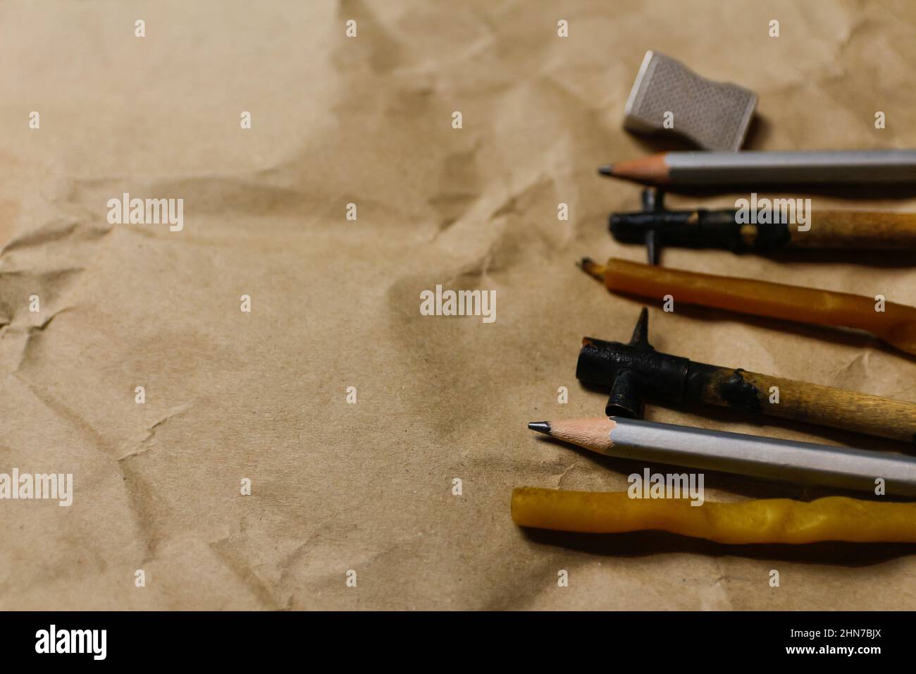 Outils pour décorer les oeufs Pascal, Pysankas. Arrière-plan rustique ...