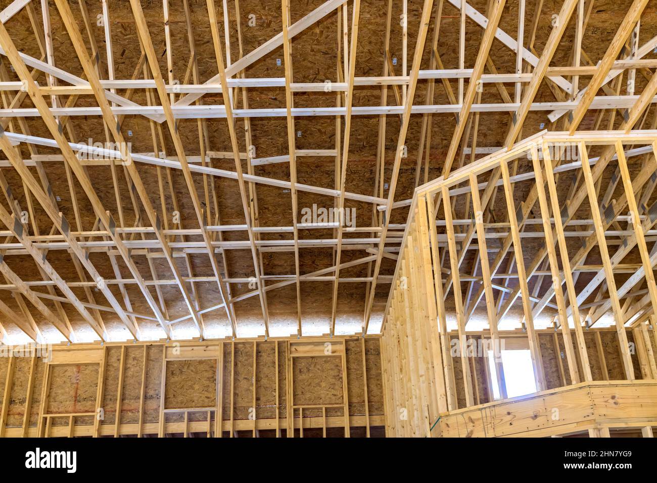 Construction de toit en bois avec poutres de toit en chevrons en gros ...