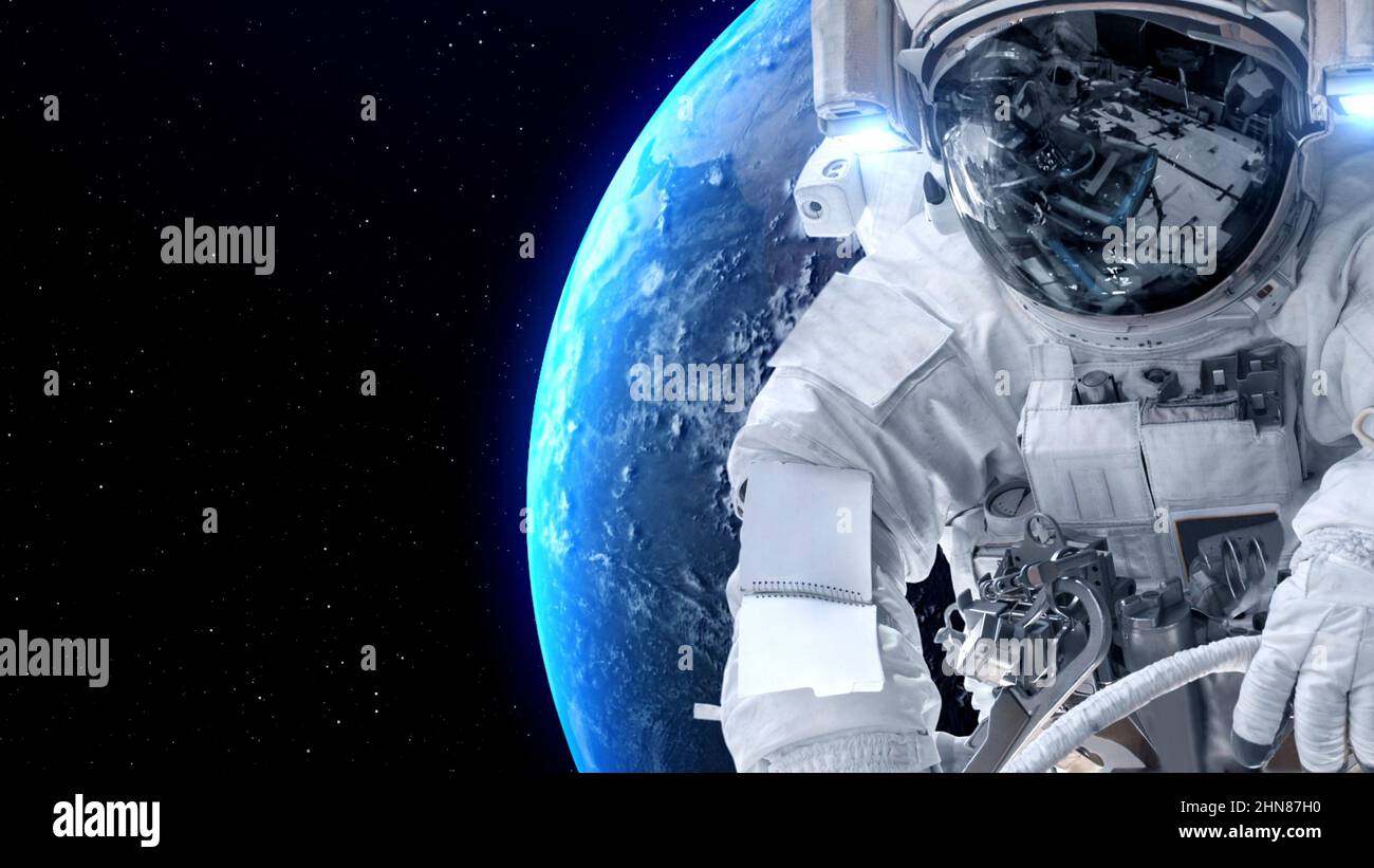 Un astronaute fait de la sortie spatiale en travaillant pour une ...