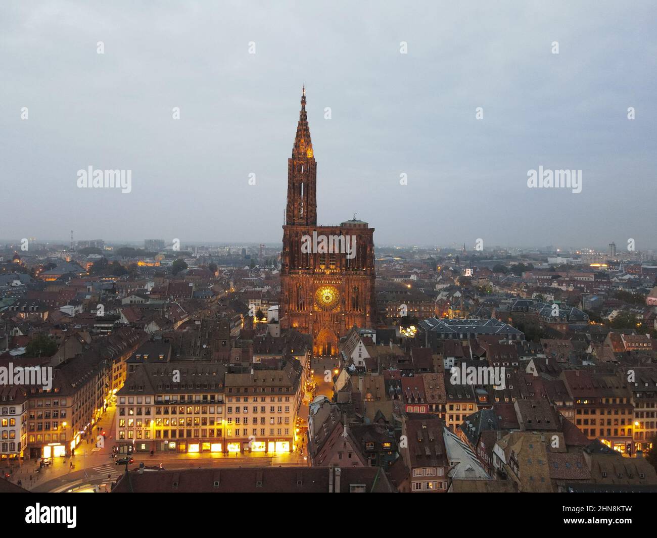 Vue lointaine sur la cathédrale de Strasbourg et la ville dans la ...
