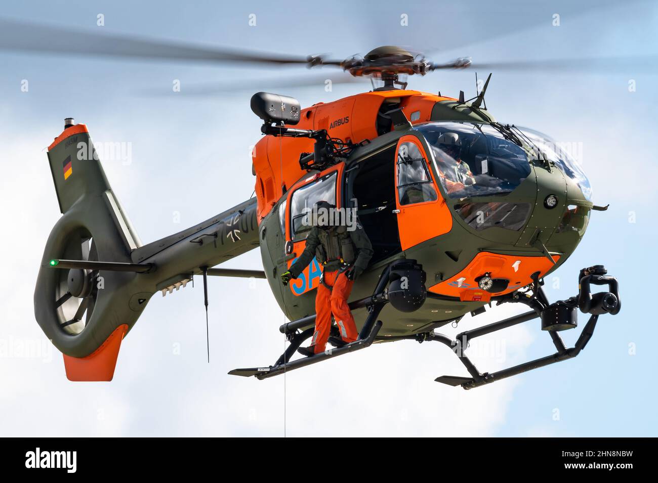 Un hélicoptère de recherche et de sauvetage Airbus H145M du corps d'aviation de l'armée ...