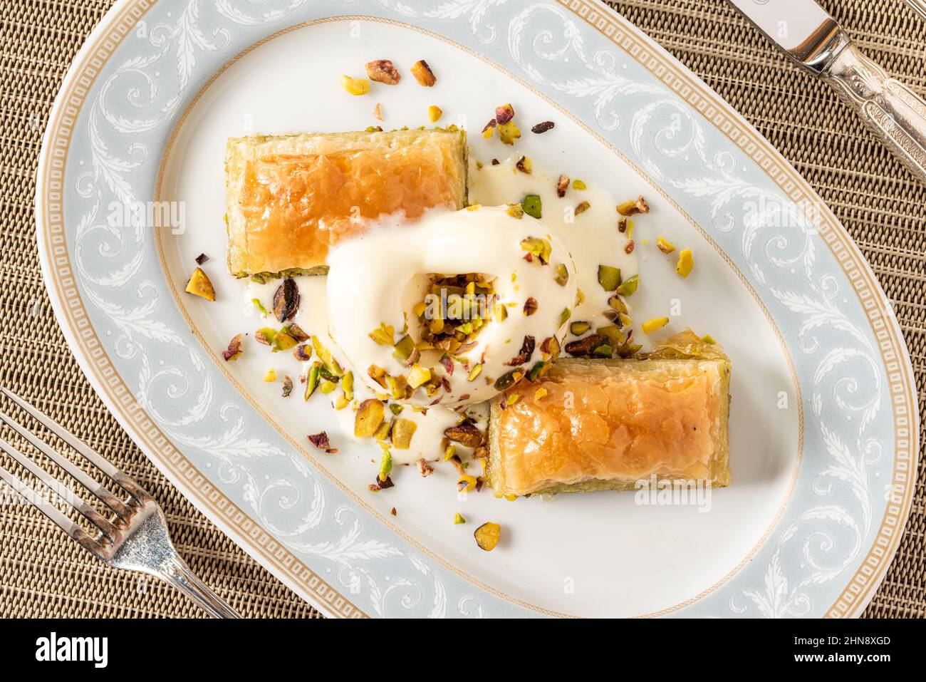 Dessert turc traditionnel pistache baklava sur une assiette en ...